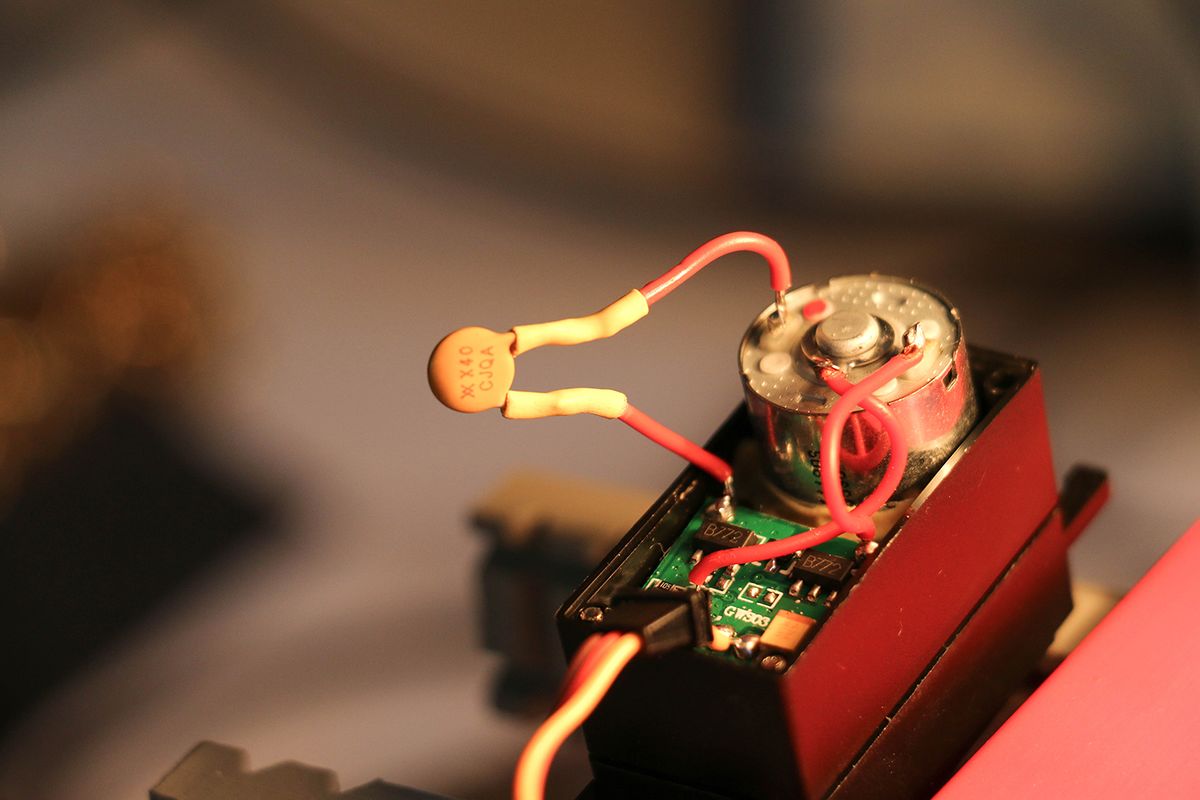 Prothèse de main commandée par des capteurs musculaires — Wikifab